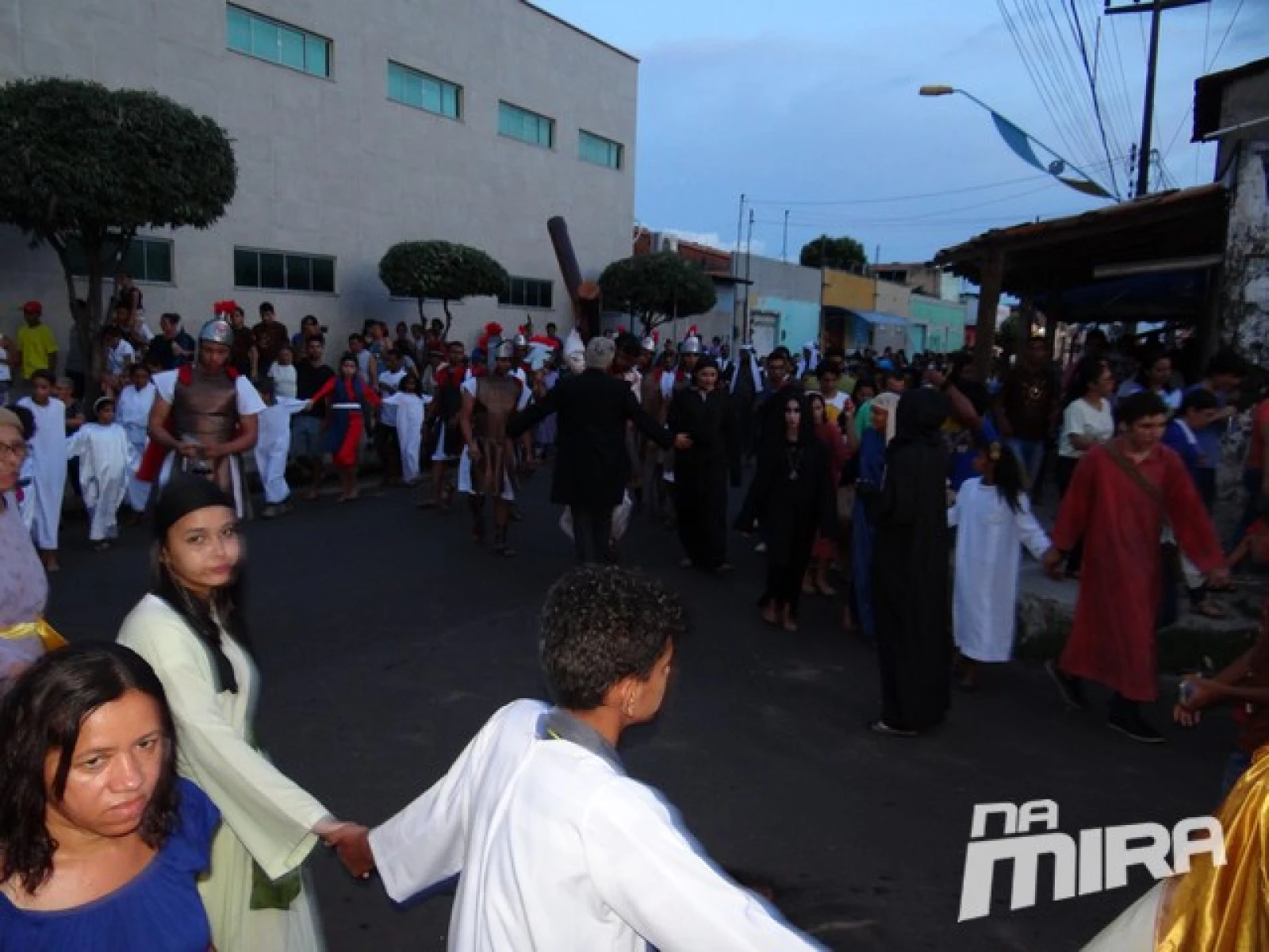 Fiéis Revivem Os últimos Momentos De Jesus Na Via Sacra