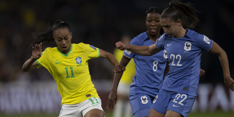 Com gol no fim, Brasil perde para a França na Copa do Mundo Com gol no fim, Brasil perde para a França na Copa do Mundo
